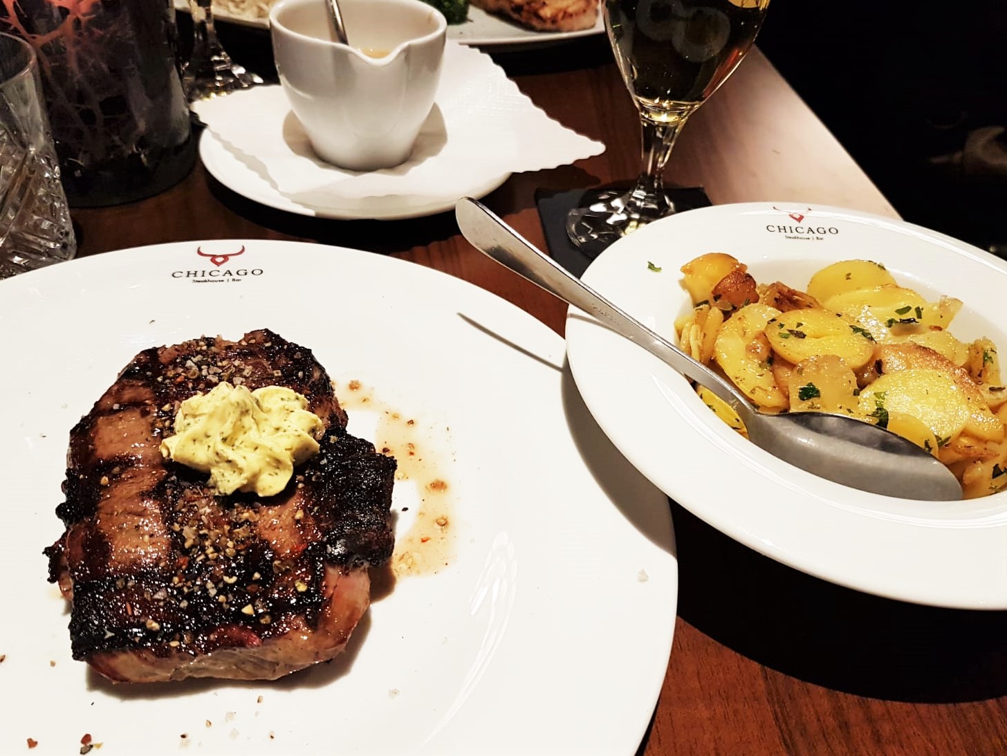 Steakhaus Chicago in Essen mit Blick auf den Baldeneysee - VerPOTTet
